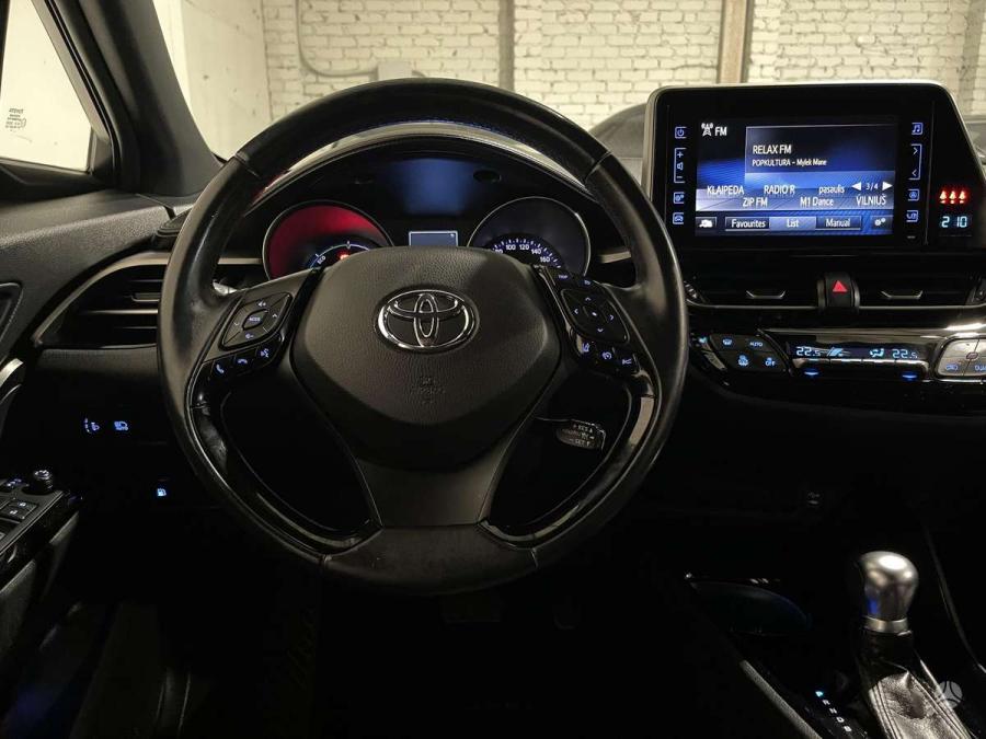 Balts Toyota C-HR 2018 Klaipėda, ar dzinēja tilpumu 1.80 L un nobraukumu 164 tūkst. km par 15500 €, foto 4 vietnē AUTOMOTO.COM.LV