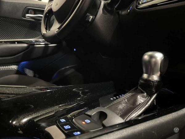 Белый Тойота C-HR 2018 в Клайпеда, объемом двигателя 1.80 л и пробегом 164 тыс. км за 15500 €, фото 10 на AUTOMOTO.COM.LV