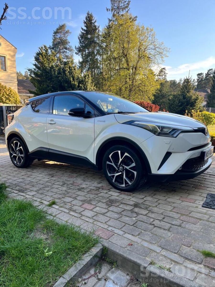 White Toyota C-HR 2019 in Riga, with an engine capacity of 1.80 L and mileage of 98 thousand km for 18500 €, photo 1 on AUTOMOTO.COM.LV