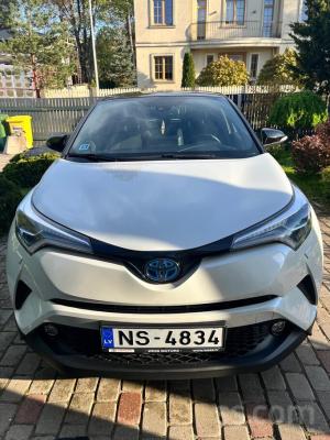 White Toyota C-HR 2019 in Riga, with an engine capacity of 1.80 L and mileage of 98 thousand km for 18500 €, photo 2 on AUTOMOTO.COM.LV