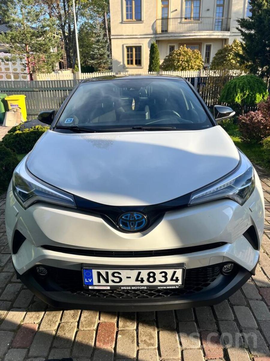 White Toyota C-HR 2019 in Riga, with an engine capacity of 1.80 L and mileage of 98 thousand km for 18500 €, photo 2 on AUTOMOTO.COM.LV