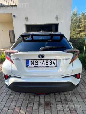 White Toyota C-HR 2019 in Riga, with an engine capacity of 1.80 L and mileage of 98 thousand km for 18500 €, photo 3 on AUTOMOTO.COM.LV