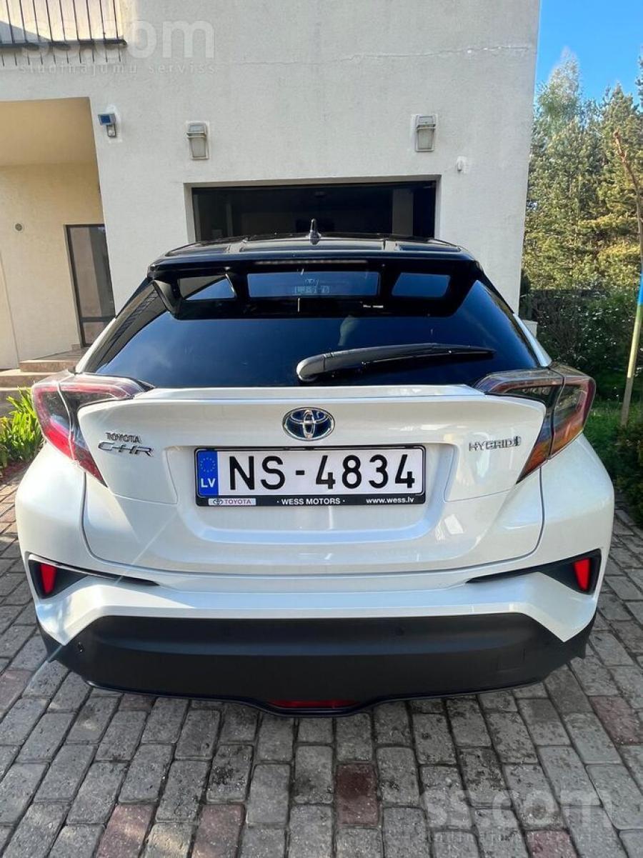 White Toyota C-HR 2019 in Riga, with an engine capacity of 1.80 L and mileage of 98 thousand km for 18500 €, photo 3 on AUTOMOTO.COM.LV