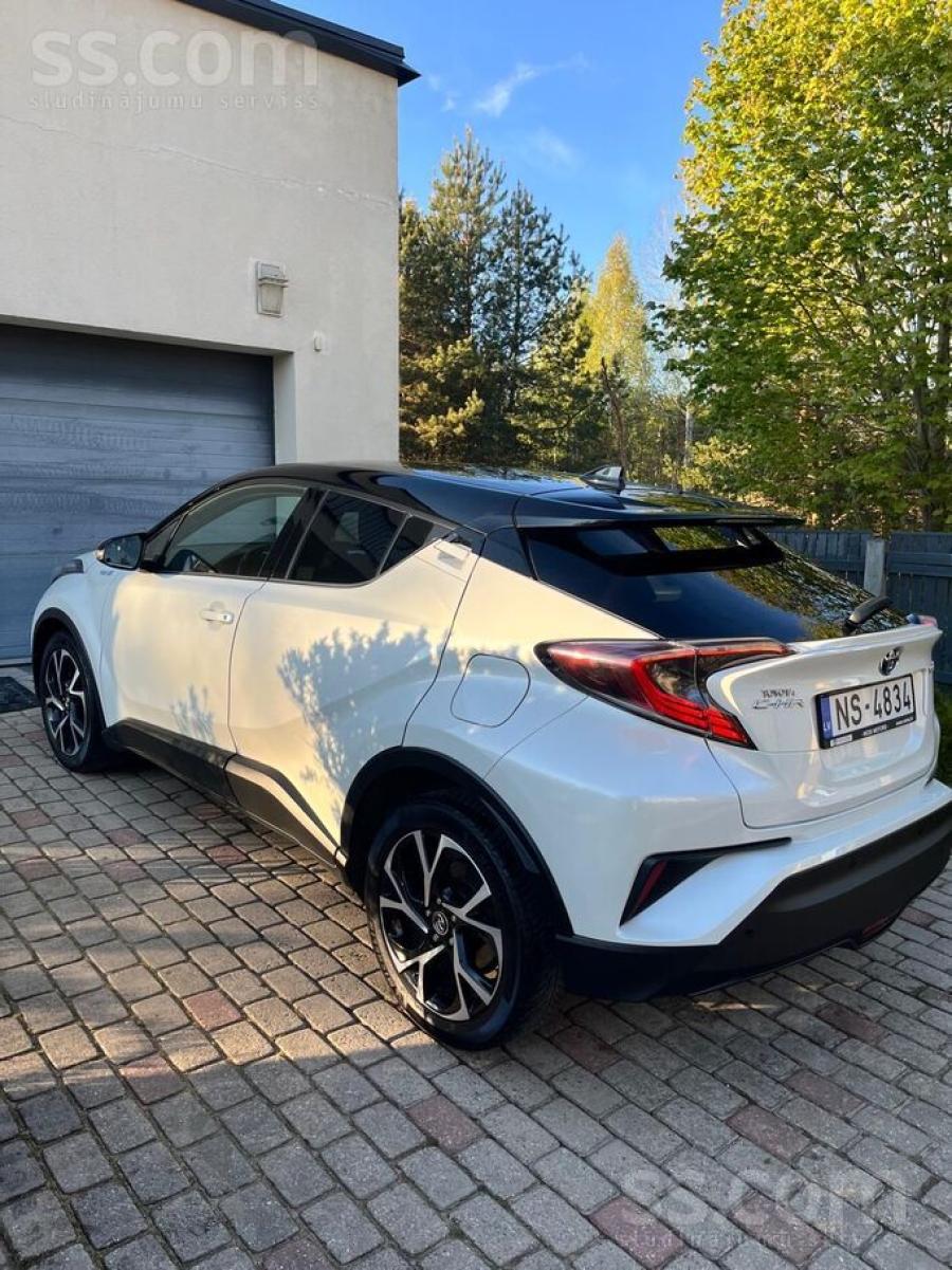 White Toyota C-HR 2019 in Riga, with an engine capacity of 1.80 L and mileage of 98 thousand km for 18500 €, photo 4 on AUTOMOTO.COM.LV