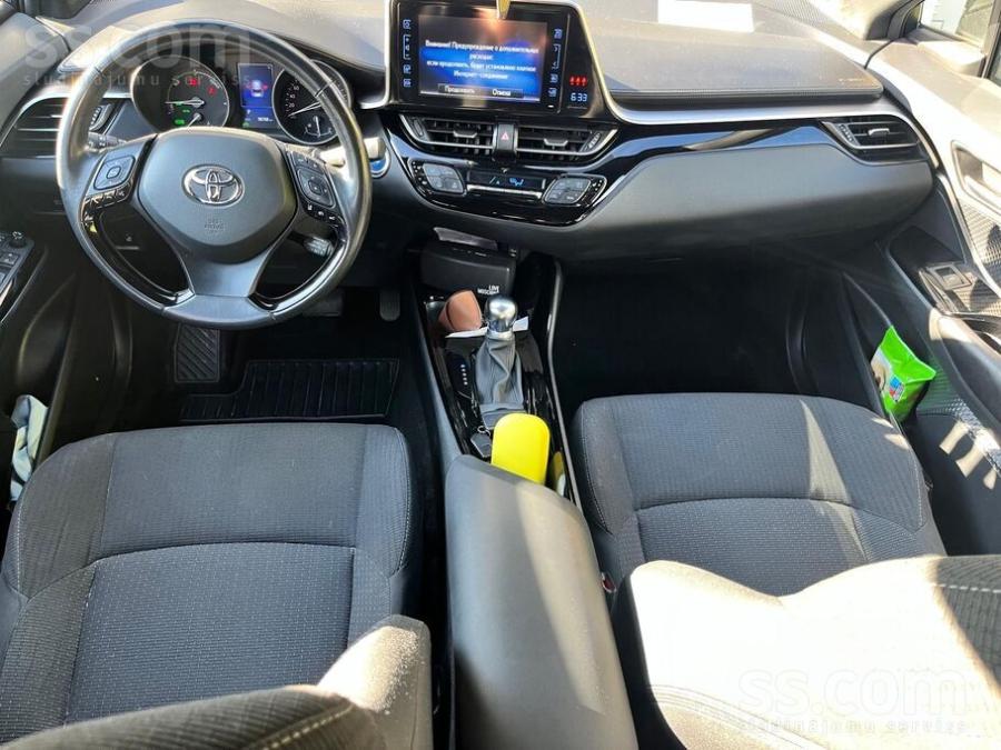 White Toyota C-HR 2019 in Riga, with an engine capacity of 1.80 L and mileage of 98 thousand km for 18500 €, photo 6 on AUTOMOTO.COM.LV