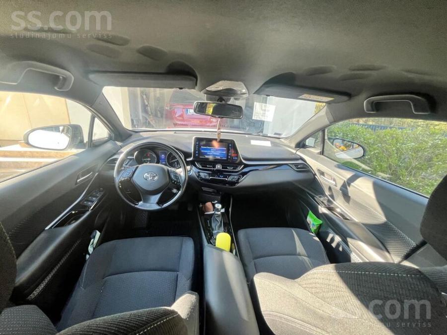 White Toyota C-HR 2019 in Riga, with an engine capacity of 1.80 L and mileage of 98 thousand km for 18500 €, photo 7 on AUTOMOTO.COM.LV