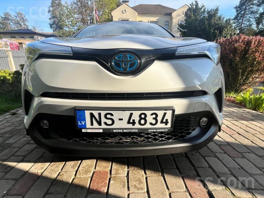 White Toyota C-HR 2019 in Riga, with an engine capacity of 1.80 L and mileage of 98 thousand km for 18500 €, photo 11 on AUTOMOTO.COM.LV