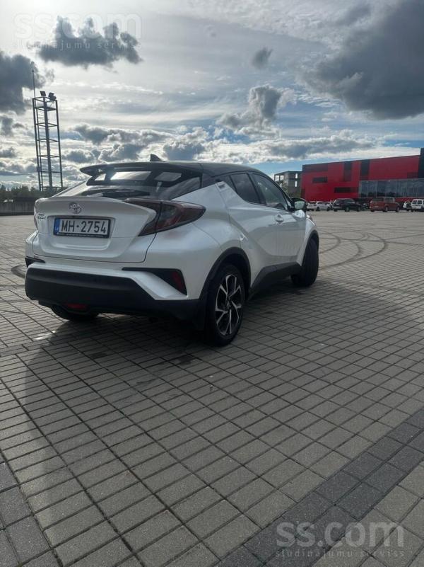 Белый Тойота C-HR 2019 в Рига, объемом двигателя 1.20 л и пробегом 61 тыс. км за 21500 €, фото 2 на AUTOMOTO.COM.LV
