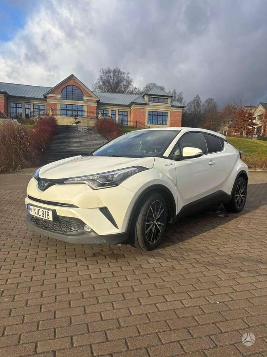 White Toyota C-HR 2019 in Vilnius, with an engine capacity of 1.80 L and mileage of 124 thousand km for 18950 €, photo 1 on AUTOMOTO.COM.LV