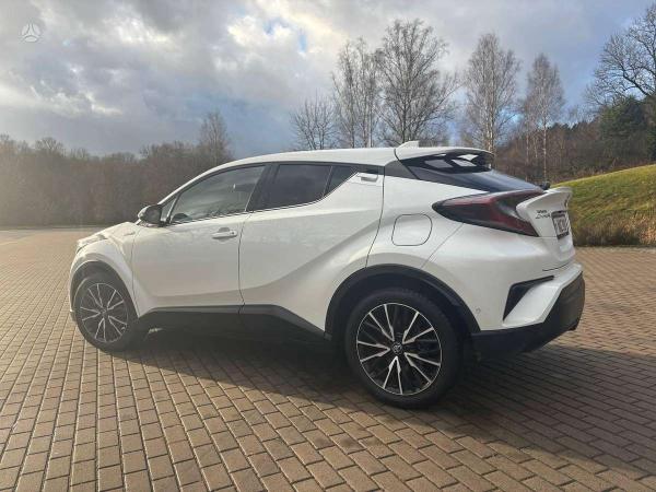 Balts Toyota C-HR 2019 Viļņa, ar dzinēja tilpumu 1.80 L un nobraukumu 124 tūkst. km par 18950 €, foto 4 vietnē AUTOMOTO.COM.LV