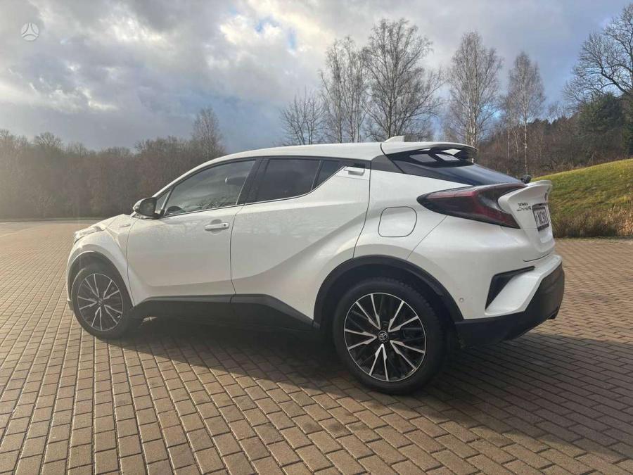 White Toyota C-HR 2019 in Vilnius, with an engine capacity of 1.80 L and mileage of 124 thousand km for 18950 €, photo 4 on AUTOMOTO.COM.LV