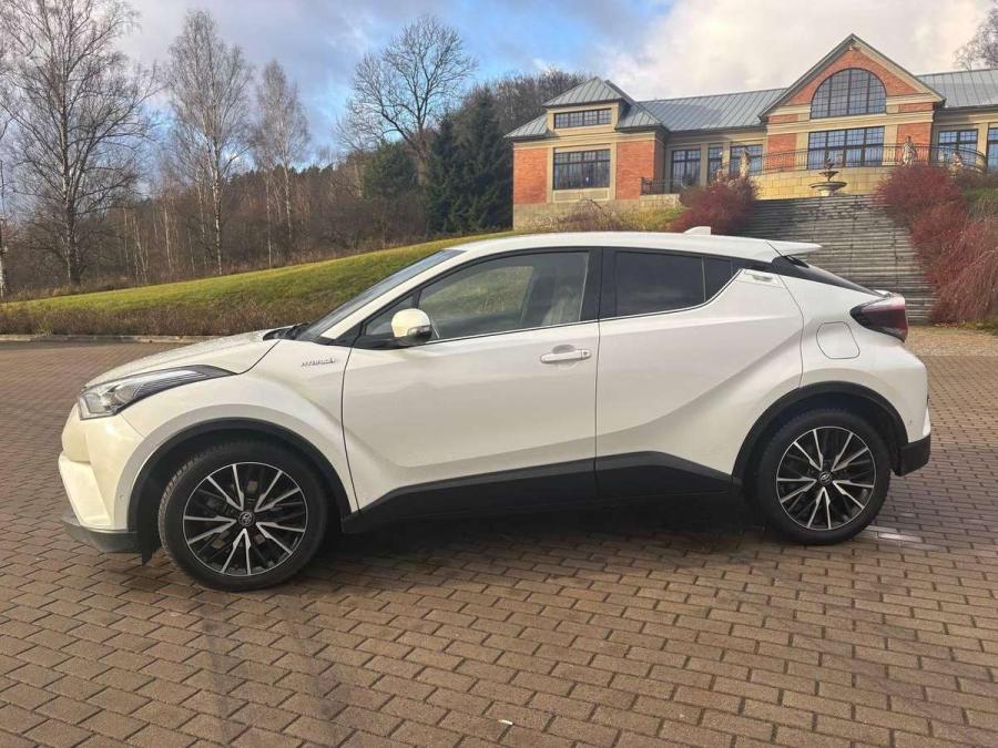 White Toyota C-HR 2019 in Vilnius, with an engine capacity of 1.80 L and mileage of 124 thousand km for 18950 €, photo 5 on AUTOMOTO.COM.LV