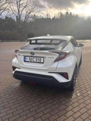 White Toyota C-HR 2019 in Vilnius, with an engine capacity of 1.80 L and mileage of 124 thousand km for 18950 €, photo 6 on AUTOMOTO.COM.LV