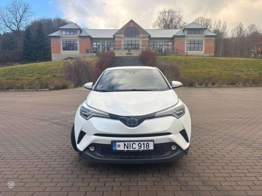 White Toyota C-HR 2019 in Vilnius, with an engine capacity of 1.80 L and mileage of 124 thousand km for 18950 €, photo 7 on AUTOMOTO.COM.LV