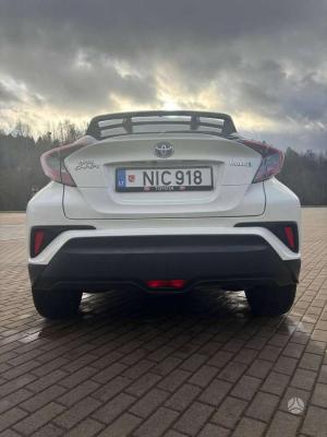 White Toyota C-HR 2019 in Vilnius, with an engine capacity of 1.80 L and mileage of 124 thousand km for 18950 €, photo 11 on AUTOMOTO.COM.LV