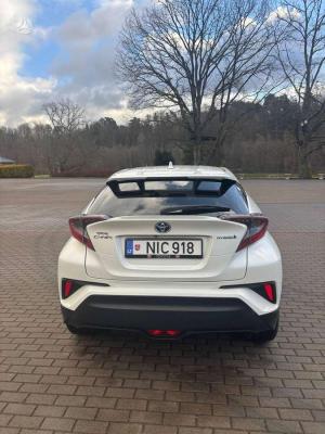 White Toyota C-HR 2019 in Vilnius, with an engine capacity of 1.80 L and mileage of 124 thousand km for 18950 €, photo 12 on AUTOMOTO.COM.LV