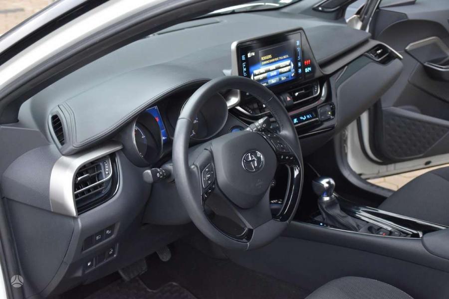 Balts Toyota C-HR 2019 Viļņa, ar dzinēja tilpumu 1.80 L un nobraukumu 93 tūkst. km par 17800 €, foto 18 vietnē AUTOMOTO.COM.LV