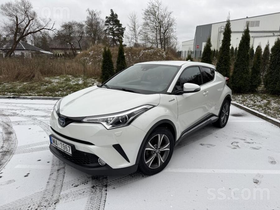 White Toyota C-HR 2019 in Riga, with an engine capacity of 1.80 L and mileage of 121 thousand km for 17250 €, photo 1 on AUTOMOTO.COM.LV