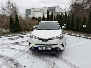 White Toyota C-HR 2019 in Riga, with an engine capacity of 1.80 L and mileage of 121 thousand km for 17250 €, photo 2 on AUTOMOTO.COM.LV
