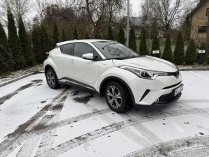White Toyota C-HR 2019 in Riga, with an engine capacity of 1.80 L and mileage of 121 thousand km for 17250 €, photo 3 on AUTOMOTO.COM.LV