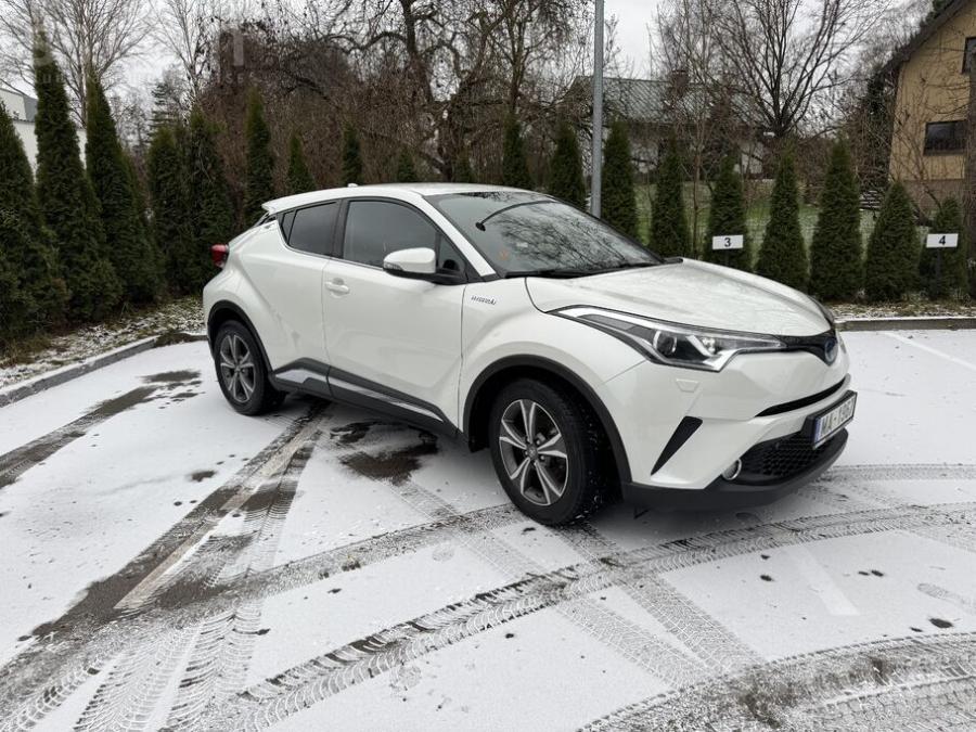White Toyota C-HR 2019 in Riga, with an engine capacity of 1.80 L and mileage of 121 thousand km for 17250 €, photo 3 on AUTOMOTO.COM.LV
