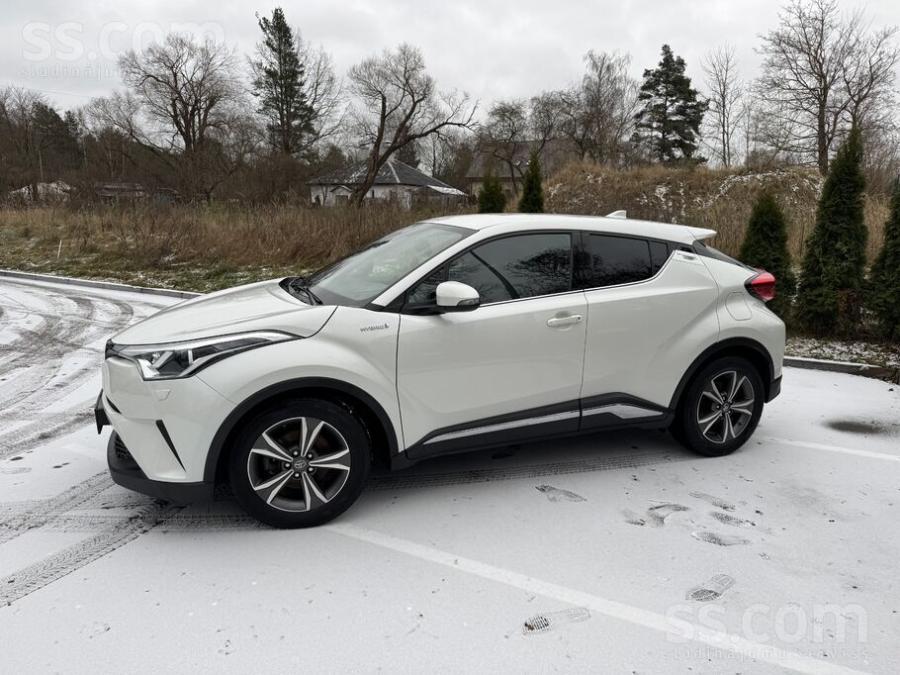 White Toyota C-HR 2019 in Riga, with an engine capacity of 1.80 L and mileage of 121 thousand km for 17250 €, photo 4 on AUTOMOTO.COM.LV