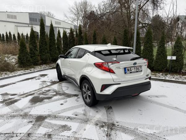 White Toyota C-HR 2019 in Riga, with an engine capacity of 1.80 L and mileage of 121 thousand km for 17250 €, photo 5 on AUTOMOTO.COM.LV