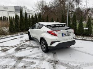 White Toyota C-HR 2019 in Riga, with an engine capacity of 1.80 L and mileage of 121 thousand km for 17250 €, photo 5 on AUTOMOTO.COM.LV