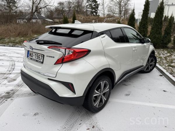 White Toyota C-HR 2019 in Riga, with an engine capacity of 1.80 L and mileage of 121 thousand km for 17250 €, photo 6 on AUTOMOTO.COM.LV