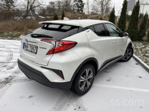 White Toyota C-HR 2019 in Riga, with an engine capacity of 1.80 L and mileage of 121 thousand km for 17250 €, photo 6 on AUTOMOTO.COM.LV