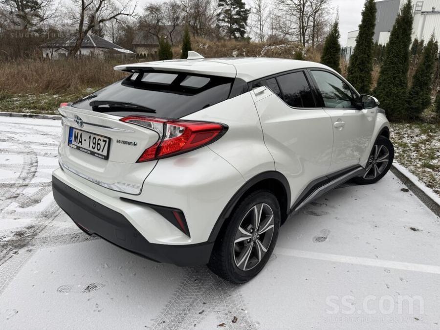 White Toyota C-HR 2019 in Riga, with an engine capacity of 1.80 L and mileage of 121 thousand km for 17250 €, photo 6 on AUTOMOTO.COM.LV