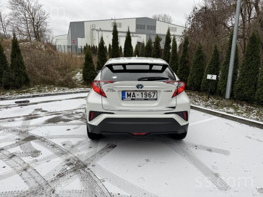 White Toyota C-HR 2019 in Riga, with an engine capacity of 1.80 L and mileage of 121 thousand km for 17250 €, photo 7 on AUTOMOTO.COM.LV