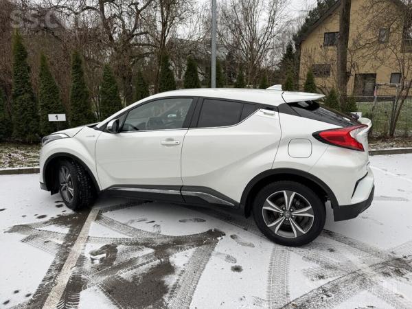 White Toyota C-HR 2019 in Riga, with an engine capacity of 1.80 L and mileage of 121 thousand km for 17250 €, photo 9 on AUTOMOTO.COM.LV