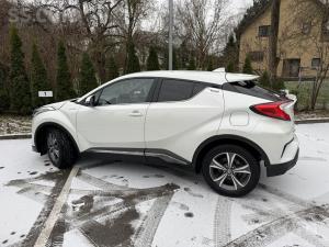 White Toyota C-HR 2019 in Riga, with an engine capacity of 1.80 L and mileage of 121 thousand km for 17250 €, photo 9 on AUTOMOTO.COM.LV