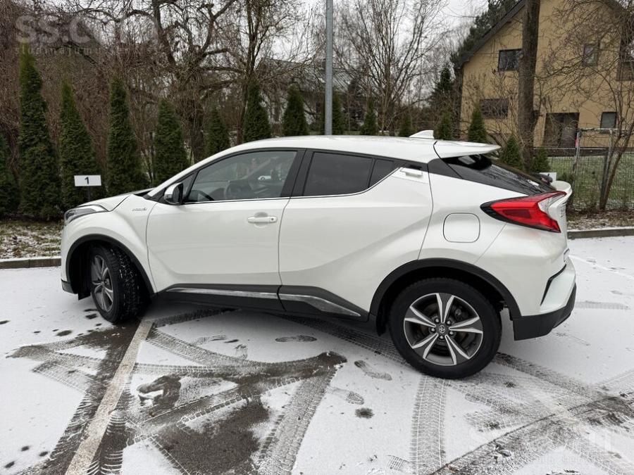 White Toyota C-HR 2019 in Riga, with an engine capacity of 1.80 L and mileage of 121 thousand km for 17250 €, photo 9 on AUTOMOTO.COM.LV
