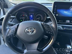White Toyota C-HR 2019 in Riga, with an engine capacity of 1.80 L and mileage of 121 thousand km for 17250 €, photo 14 on AUTOMOTO.COM.LV