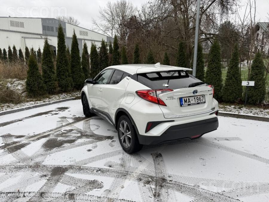 White Toyota C-HR 2019 in Riga, with an engine capacity of 1.80 L and mileage of 121 thousand km for 16700 €, photo 4 on AUTOMOTO.COM.LV