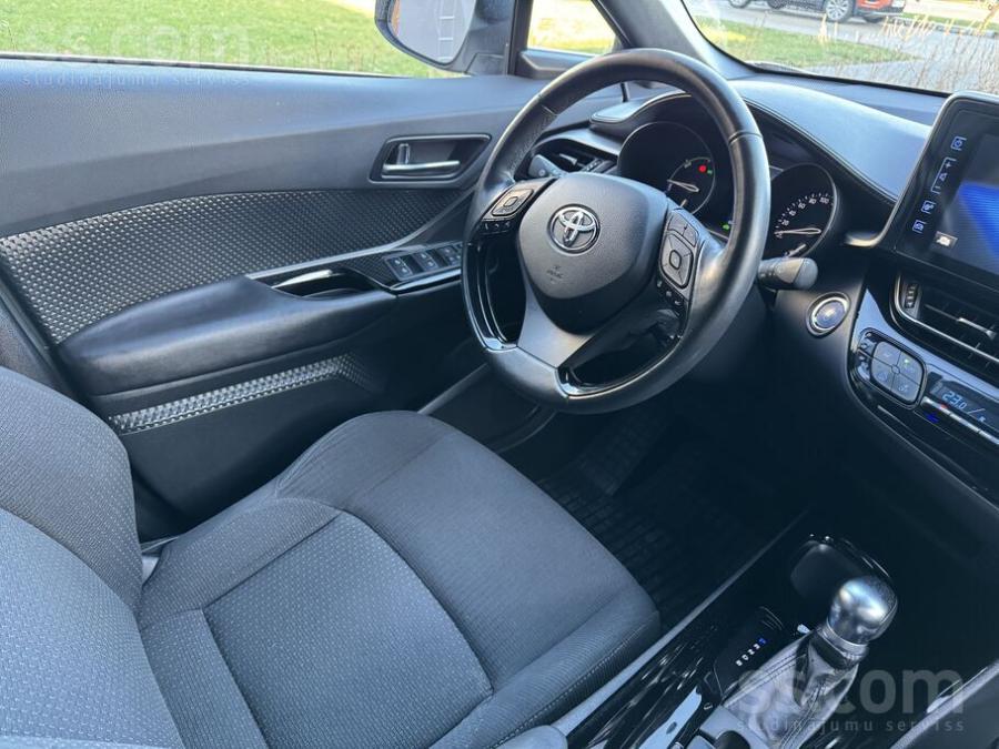 White Toyota C-HR 2019 in Riga, with an engine capacity of 1.80 L and mileage of 121 thousand km for 16700 €, photo 17 on AUTOMOTO.COM.LV