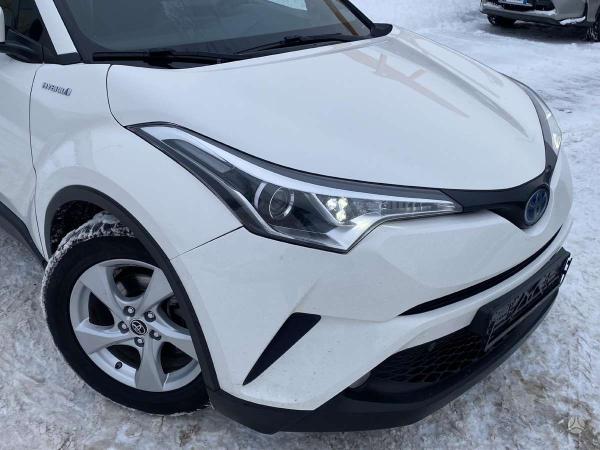 White Toyota C-HR 2019 in Vilnius, with an engine capacity of 1.80 L and mileage of 217 thousand km for 14000 €, photo 7 on AUTOMOTO.COM.LV
