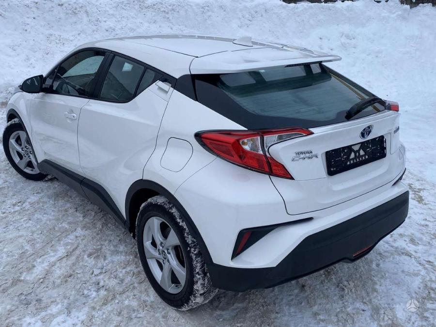 Белый Тойота C-HR 2019 в Вильнюс, объемом двигателя 1.80 л и пробегом 217 тыс. км за 14000 €, фото 13 на AUTOMOTO.COM.LV
