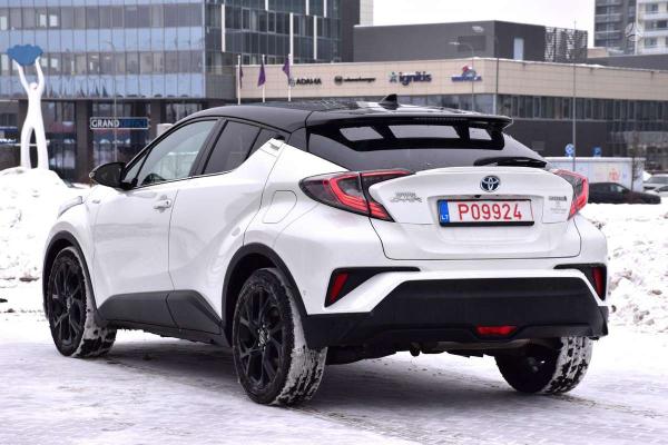 White Toyota C-HR 2019 in Vilnius, with an engine capacity of 1.80 L and mileage of 94 thousand km for 17450 €, photo 4 on AUTOMOTO.COM.LV