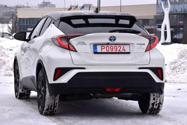 White Toyota C-HR 2019 in Vilnius, with an engine capacity of 1.80 L and mileage of 94 thousand km for 17450 €, photo 6 on AUTOMOTO.COM.LV