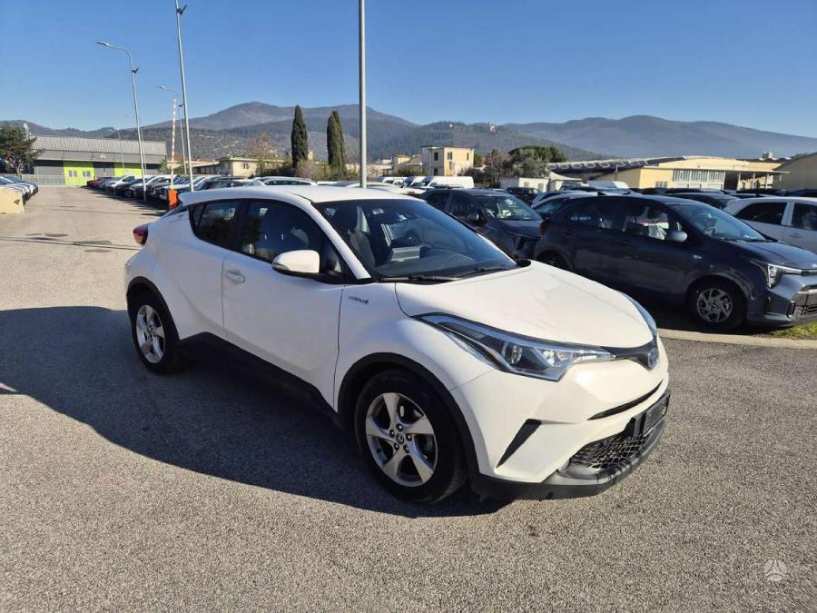 Белый Тойота C-HR 2019 в Вильнюс, объемом двигателя 1.80 л и пробегом 110 тыс. км за 15200 €, фото 2 на AUTOMOTO.COM.LV