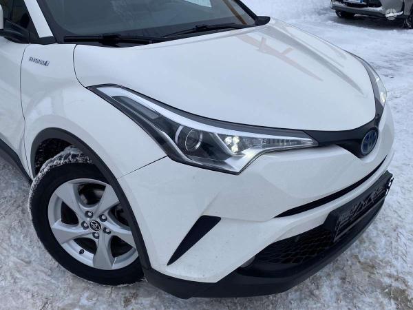 Белый Тойота C-HR 2019 в Вильнюс, объемом двигателя 1.80 л и пробегом 217 тыс. км за 13700 €, фото 2 на AUTOMOTO.COM.LV