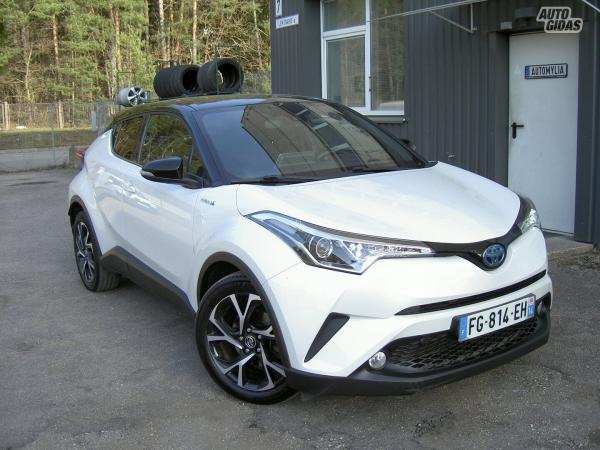 White Toyota C-HR 2019 in Vilnius, with an engine capacity of 1.80 L and mileage of 139 thousand km for 16299 €, photo 3 on AUTOMOTO.COM.LV