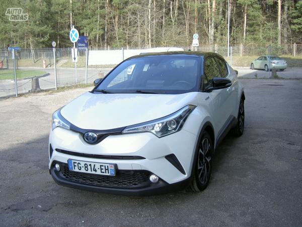 White Toyota C-HR 2019 in Vilnius, with an engine capacity of 1.80 L and mileage of 139 thousand km for 16299 €, photo 4 on AUTOMOTO.COM.LV