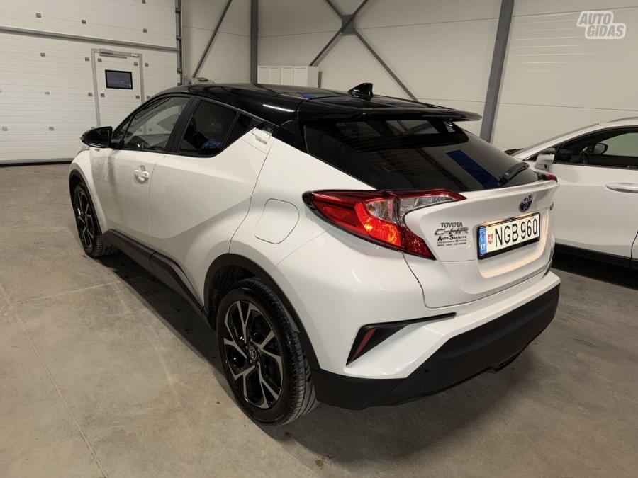 Белый Тойота C-HR 2019 в Вильнюс, объемом двигателя 1.80 л и пробегом 91 тыс. км за 16750 €, фото 11 на AUTOMOTO.COM.LV