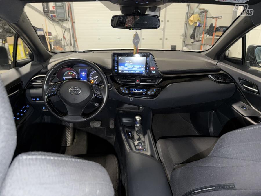 Белый Тойота C-HR 2019 в Вильнюс, объемом двигателя 1.80 л и пробегом 91 тыс. км за 16750 €, фото 17 на AUTOMOTO.COM.LV