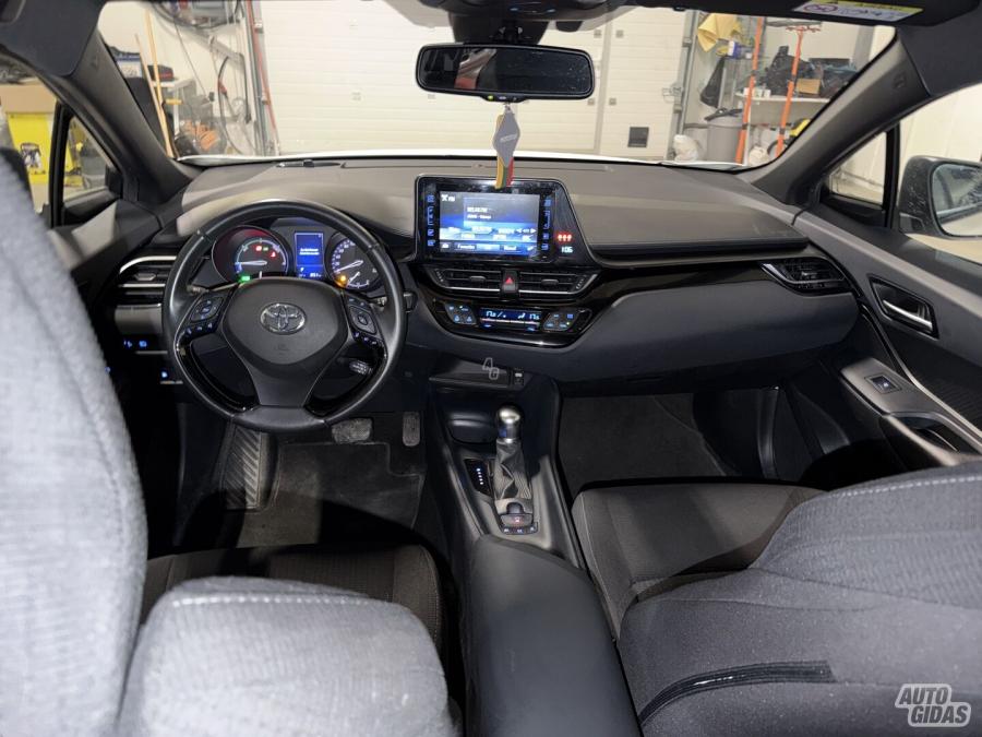 Белый Тойота C-HR 2019 в Вильнюс, объемом двигателя 1.80 л и пробегом 91 тыс. км за 16750 €, фото 18 на AUTOMOTO.COM.LV