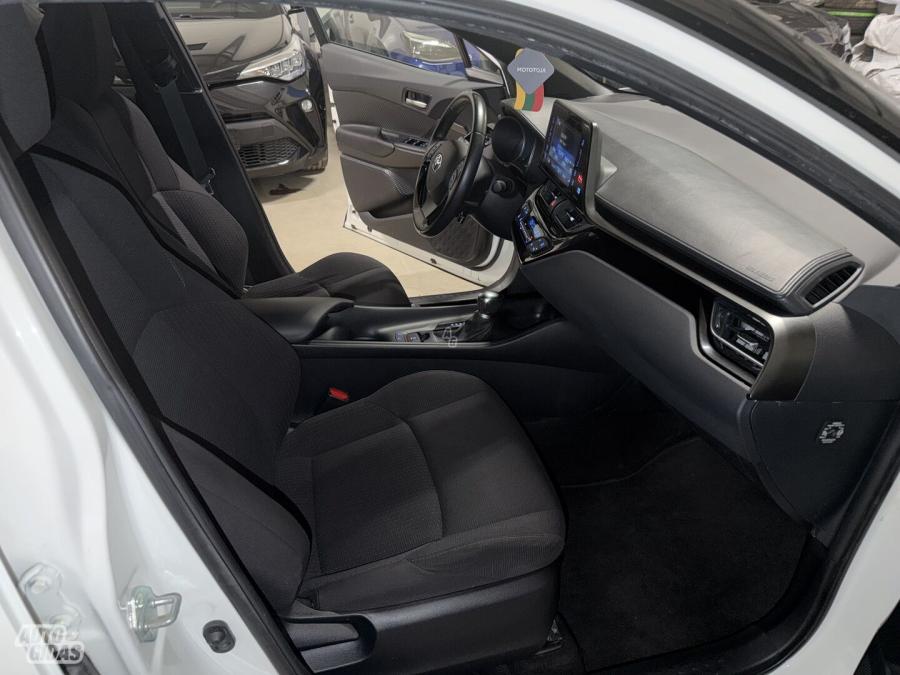 Белый Тойота C-HR 2019 в Вильнюс, объемом двигателя 1.80 л и пробегом 91 тыс. км за 16750 €, фото 20 на AUTOMOTO.COM.LV